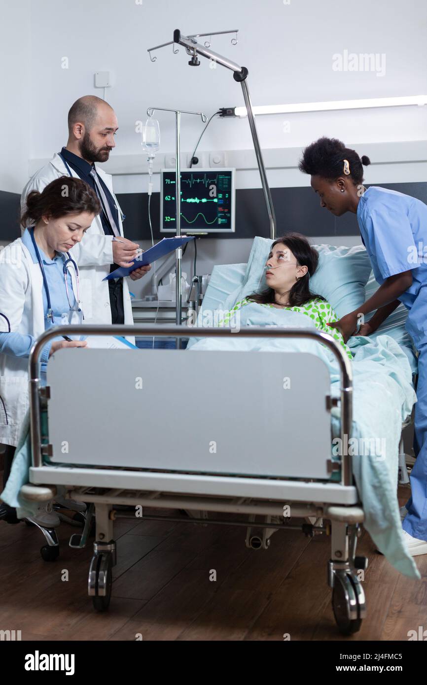 Team of medics presenting treatment options to patient with lung ...