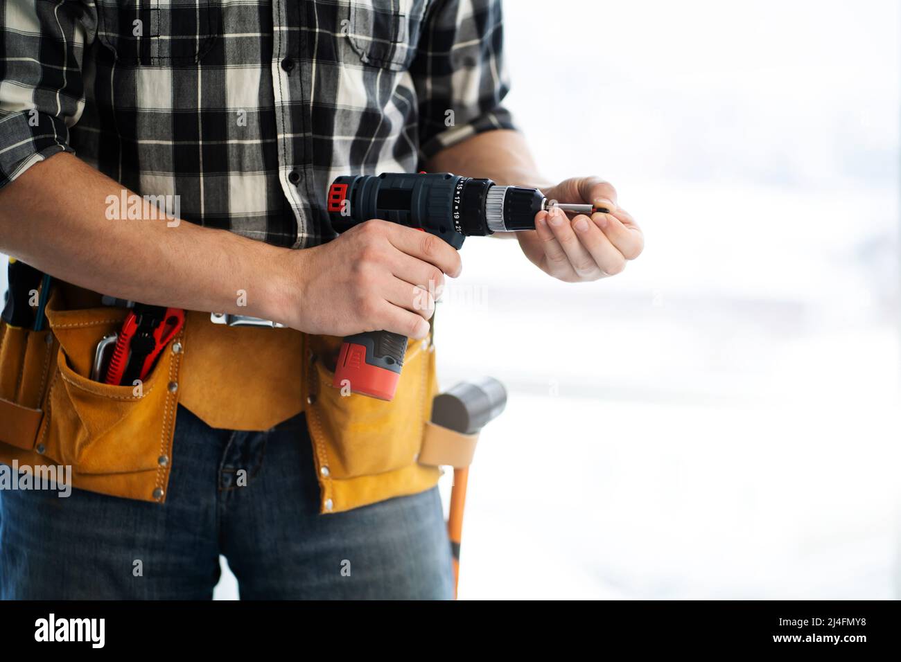 Worker working with electric screwdriver Stock Photo - Alamy