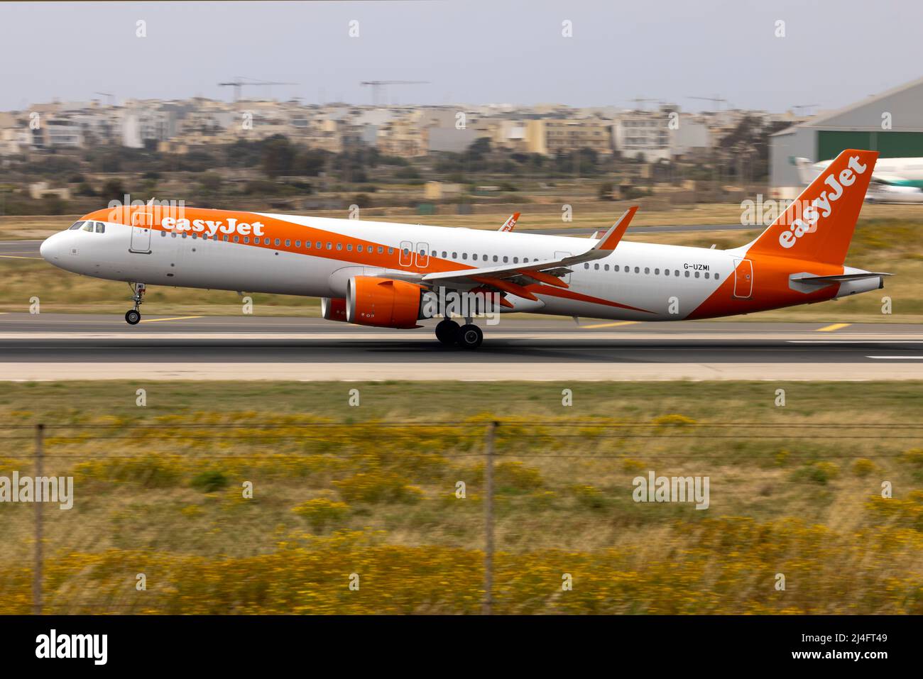 Easyjet airbus a321 g uzmi aircraft hi-res stock photography and images ...