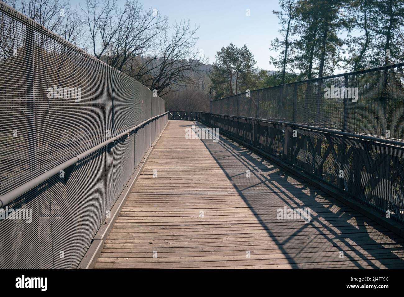 pedestrian walkway architecture: steel walkway with truss and walkway ...