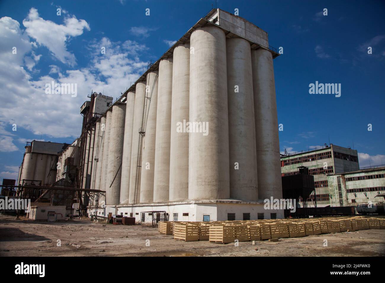 Concrete grain elevator hi-res stock photography and images - Alamy