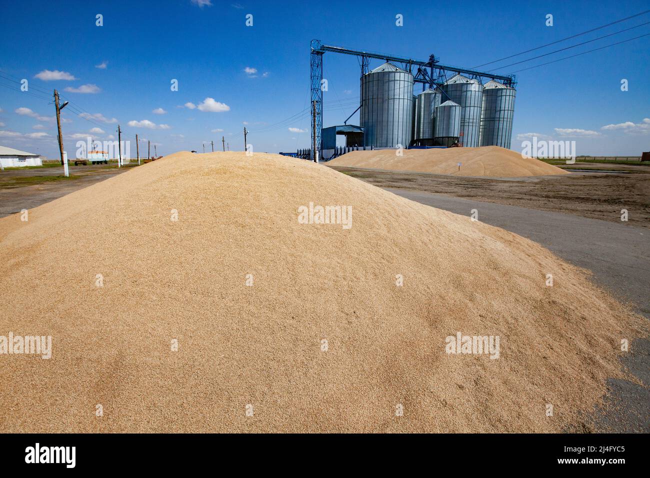 Pile of wheat and grain elevator hi-res stock photography and images ...