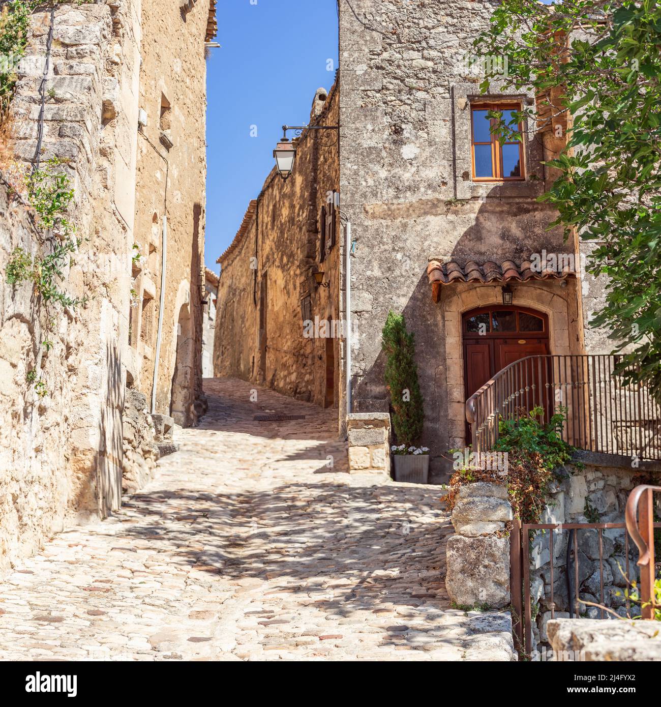 Narrow pedestrian street in the Lacoste town at summer. Vaucluse ...
