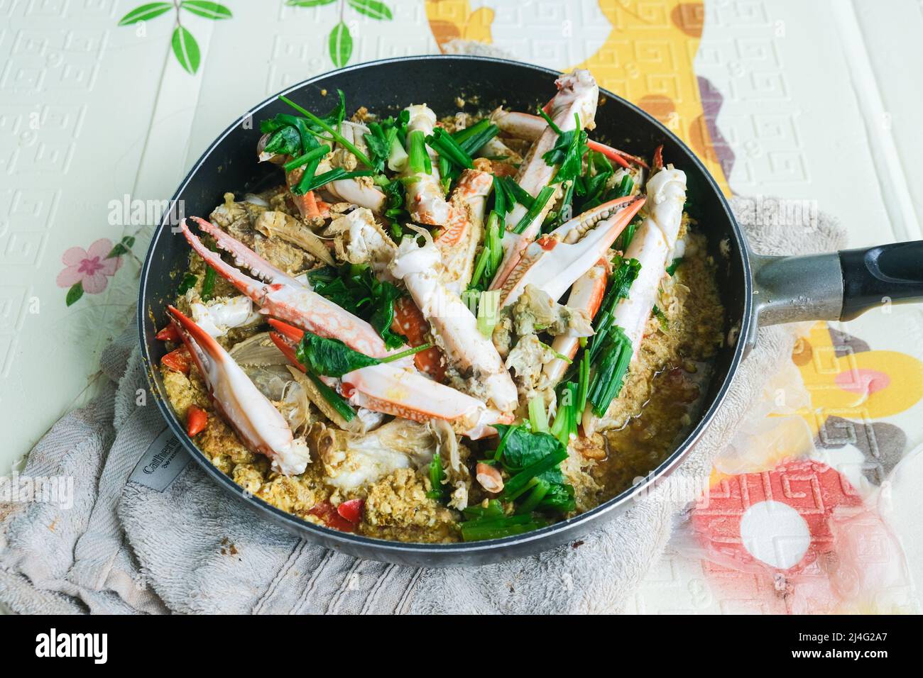 Stir Fried Curry Crab in pan close up seafood Stock Photo - Alamy