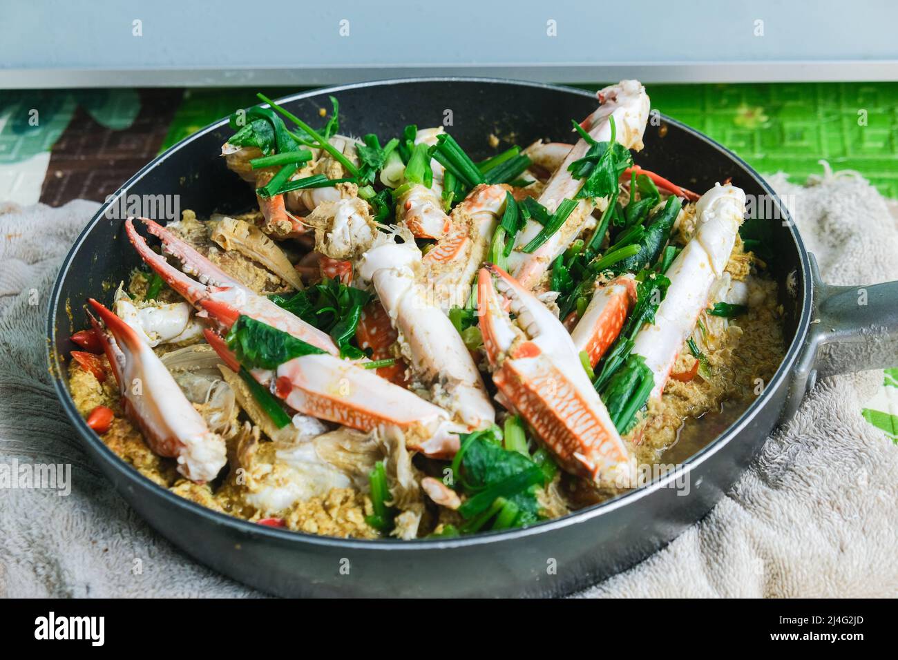 Stir Fried Curry Crab in pan close up seafood Stock Photo - Alamy