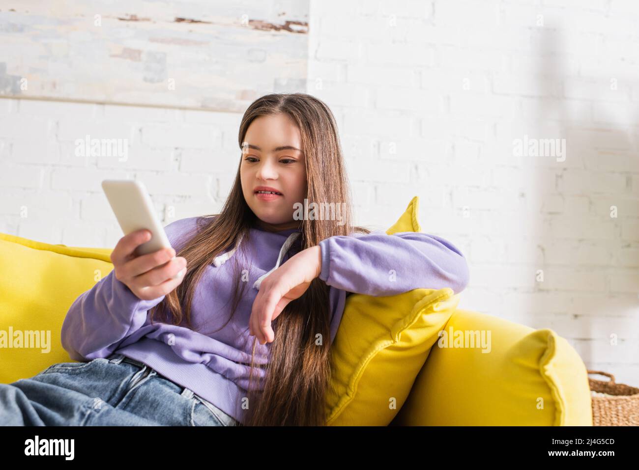 Happy teenager girl mobile hi-res stock photography and images - Alamy