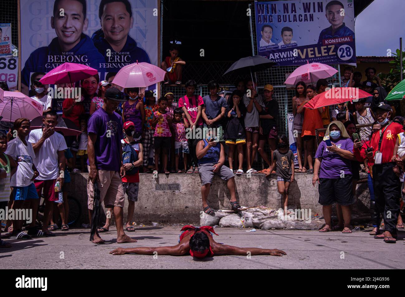 Penitents atone for their sins through the traditional "magsalibatbat ...