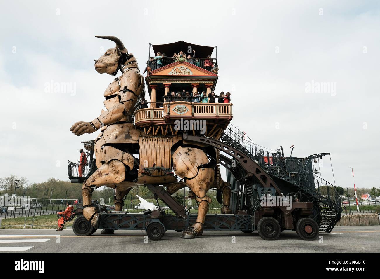 In Toulouse (France) the new attraction of the Halle de la Machine ...