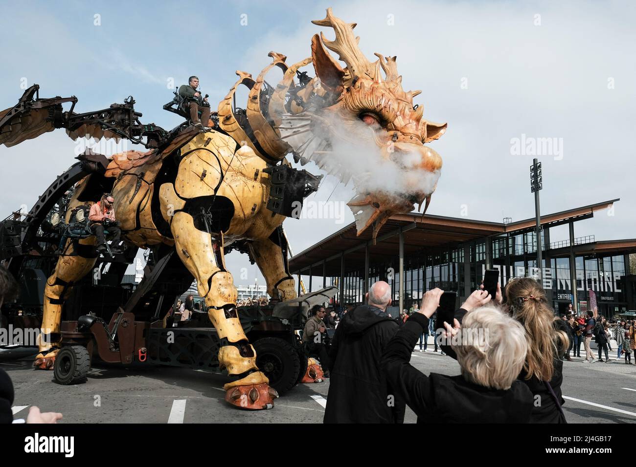 La machine dragon horse hi-res stock photography and images - Alamy