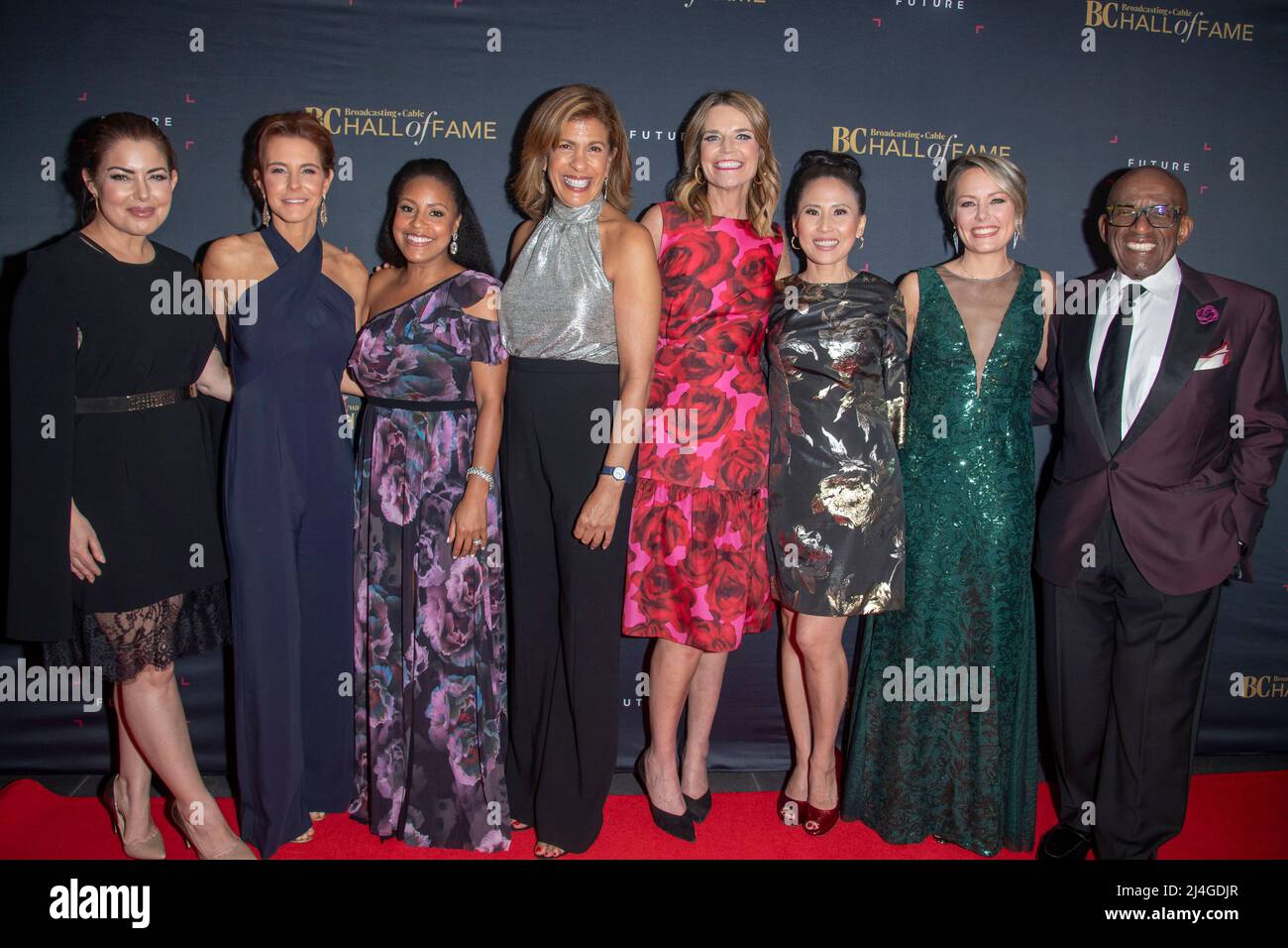 Savannah Guthrie, Hoda Kotb and Al Roker pose with guests at the 2022 ...