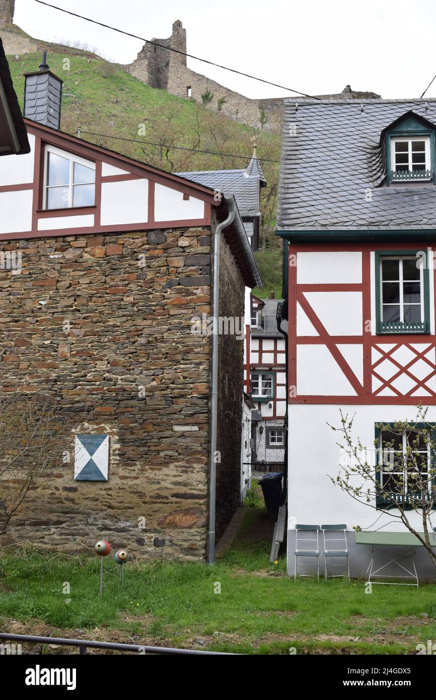 a really narrow path between two houses Stock Photo - Alamy