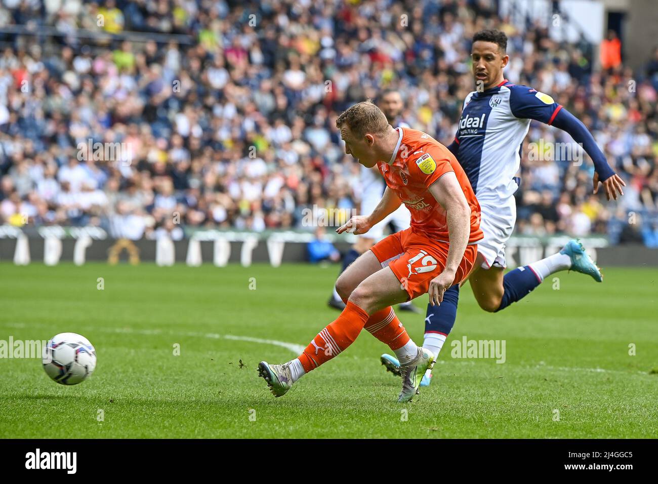 Shayne Lavery #19 of Blackpool crosses the ball Stock Photo - Alamy