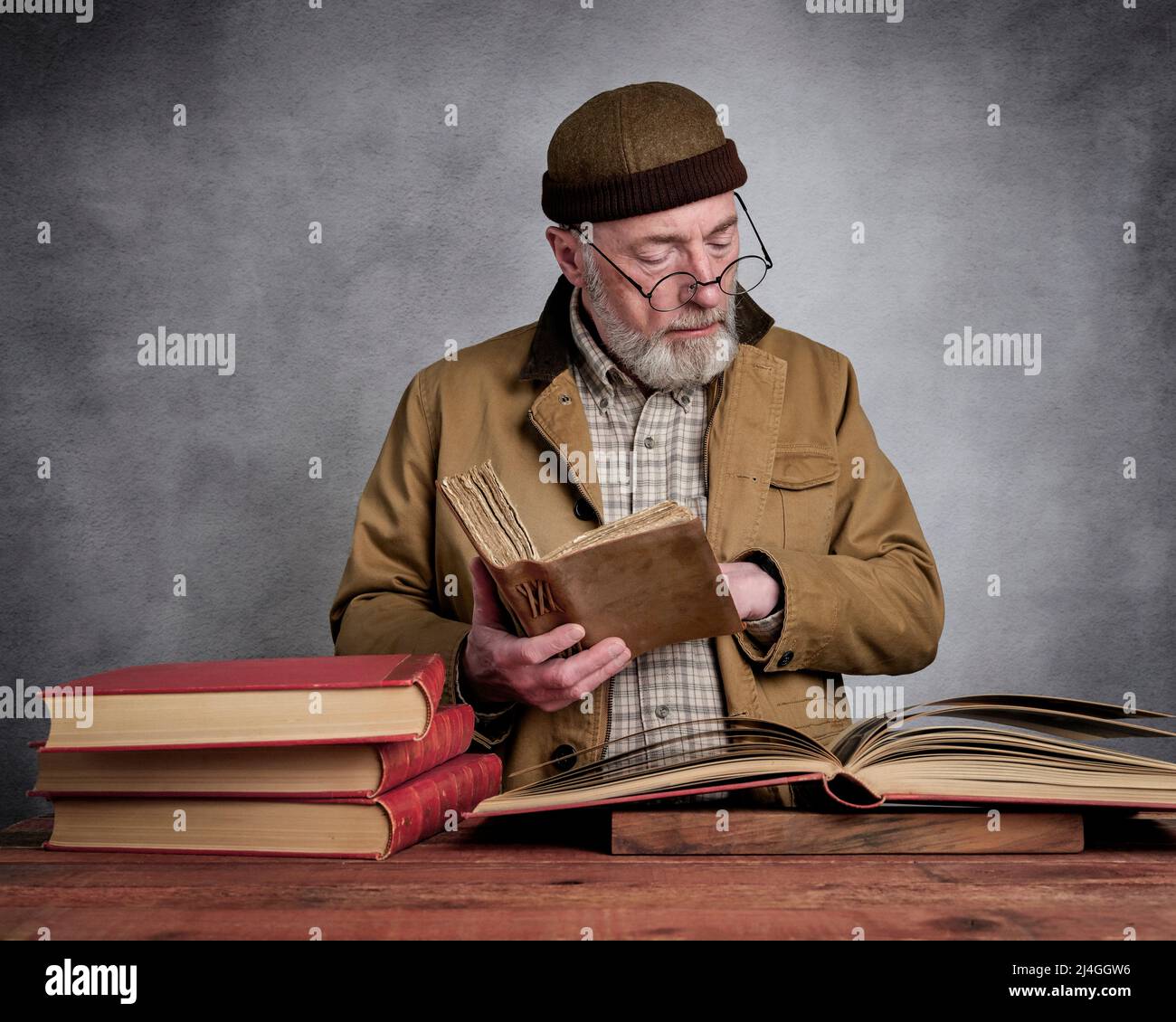 Professional senior old man reading hi-res stock photography and images ...