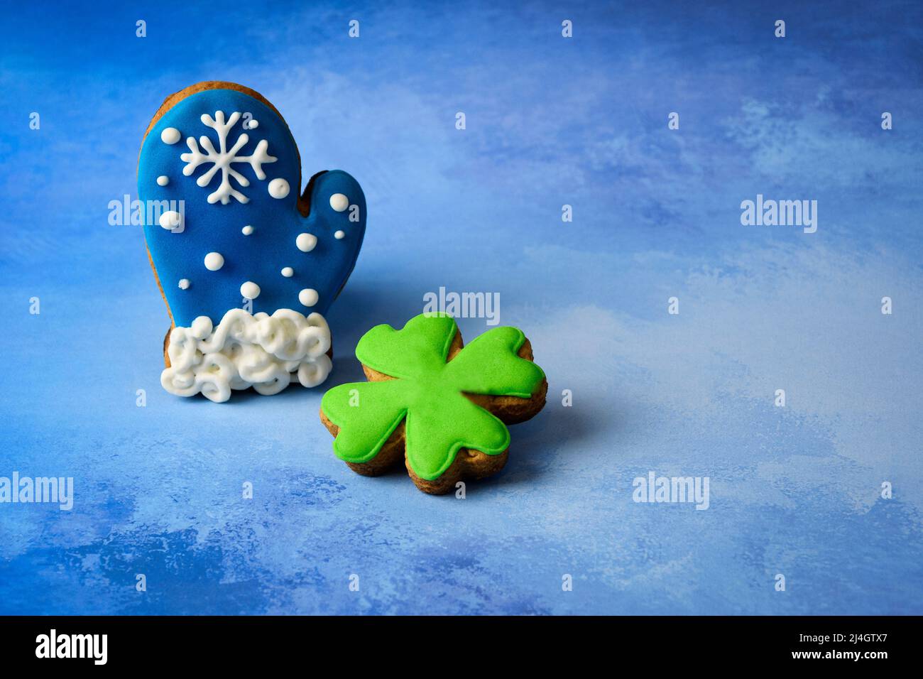 seasonal food background decorated gingerbread biscuits from winter ...