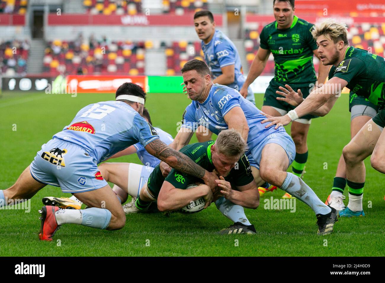 LONDON, UK. APR 15TH: Tom Pearson of London Irish scores his side ...