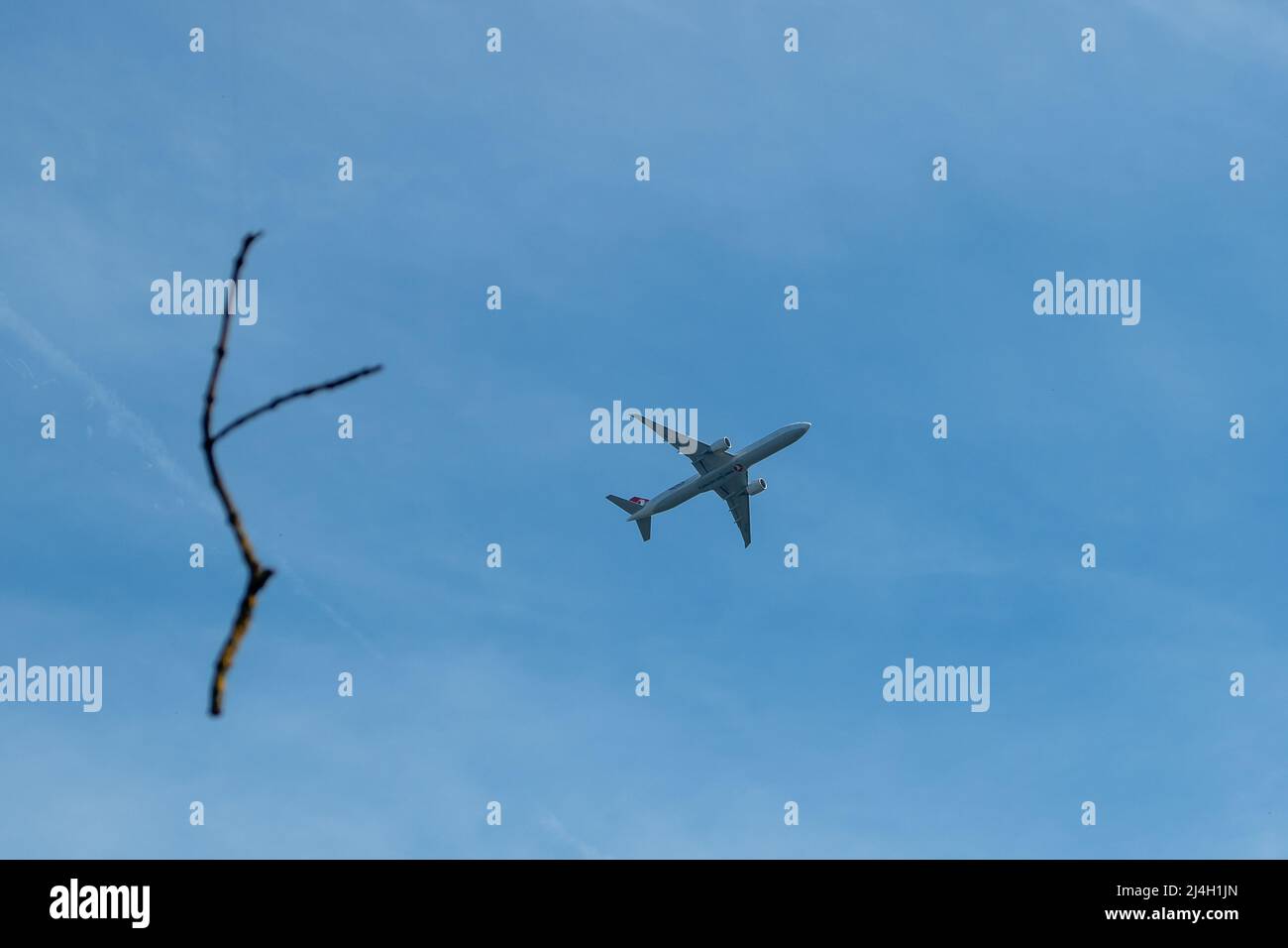 Runnymede, Surrey, UK. 15th April, 2022. A Turkish Airlines aircraft ...