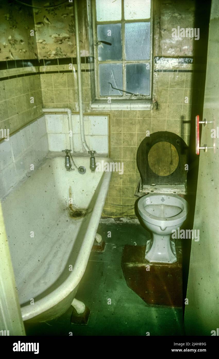 1970s bathroom hi-res stock photography and images - Alamy