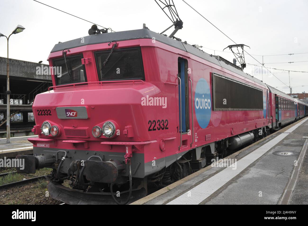 FRANCE, PARIS (75) 12TH ARR. BERCY TRAIN STATION. OUIGO TRAIN AT QUAY ...