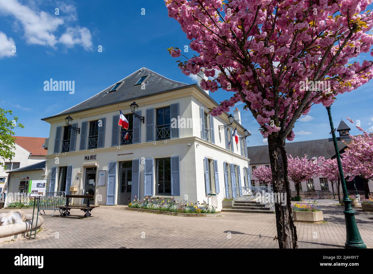 Exterior view of the town hall of Saclay, a French commune in the ...