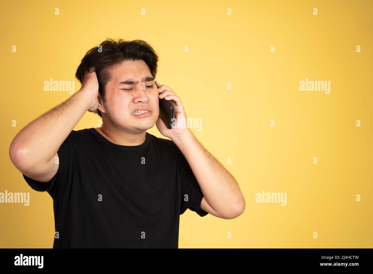 man shocked and angry while talking on his smartphone Stock Photo - Alamy