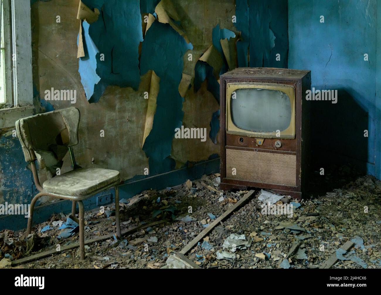 Old TV inside an abandoned home Stock Photo - Alamy