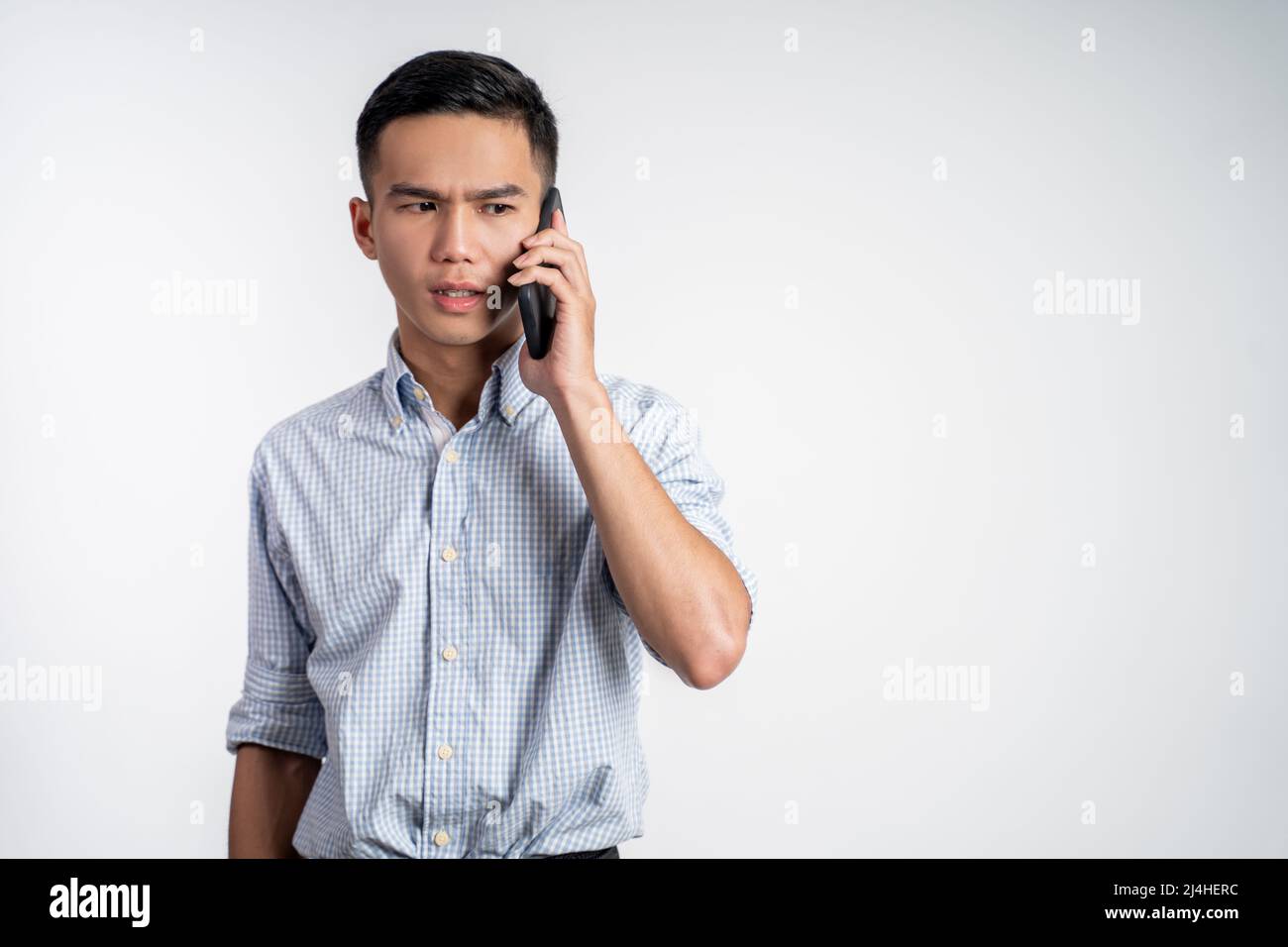 man shocked and angry while talking on his smartphone Stock Photo - Alamy