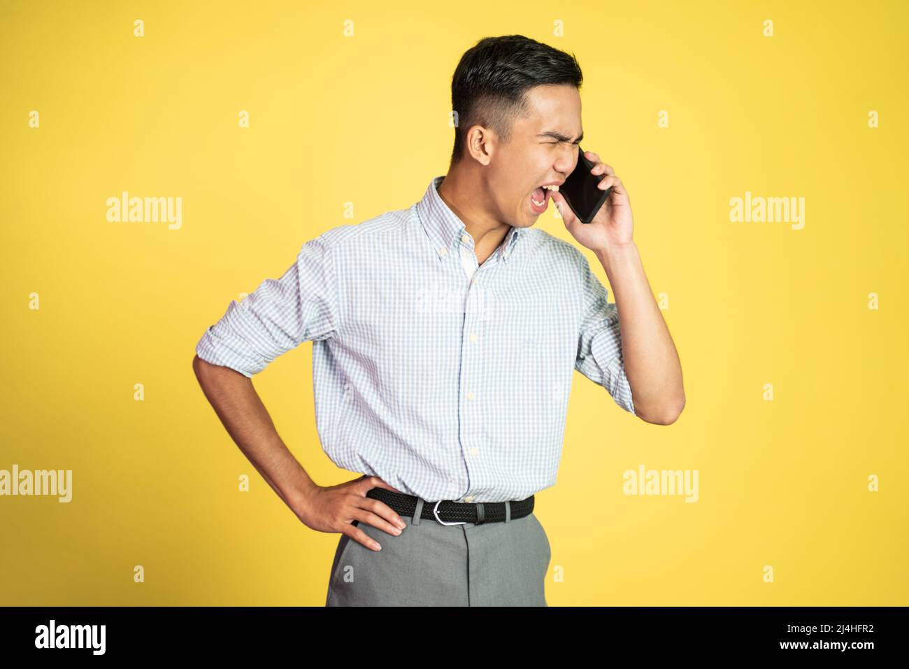 man shocked and angry while talking on his smartphone Stock Photo - Alamy