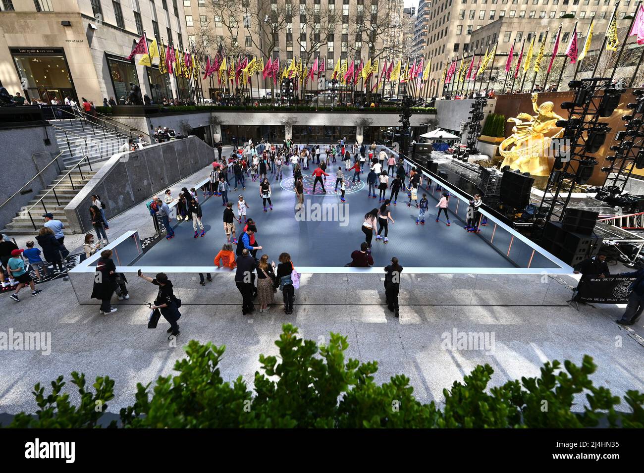 People roller skate on opening day at Flippers Roller Boogie Palace NYC ...