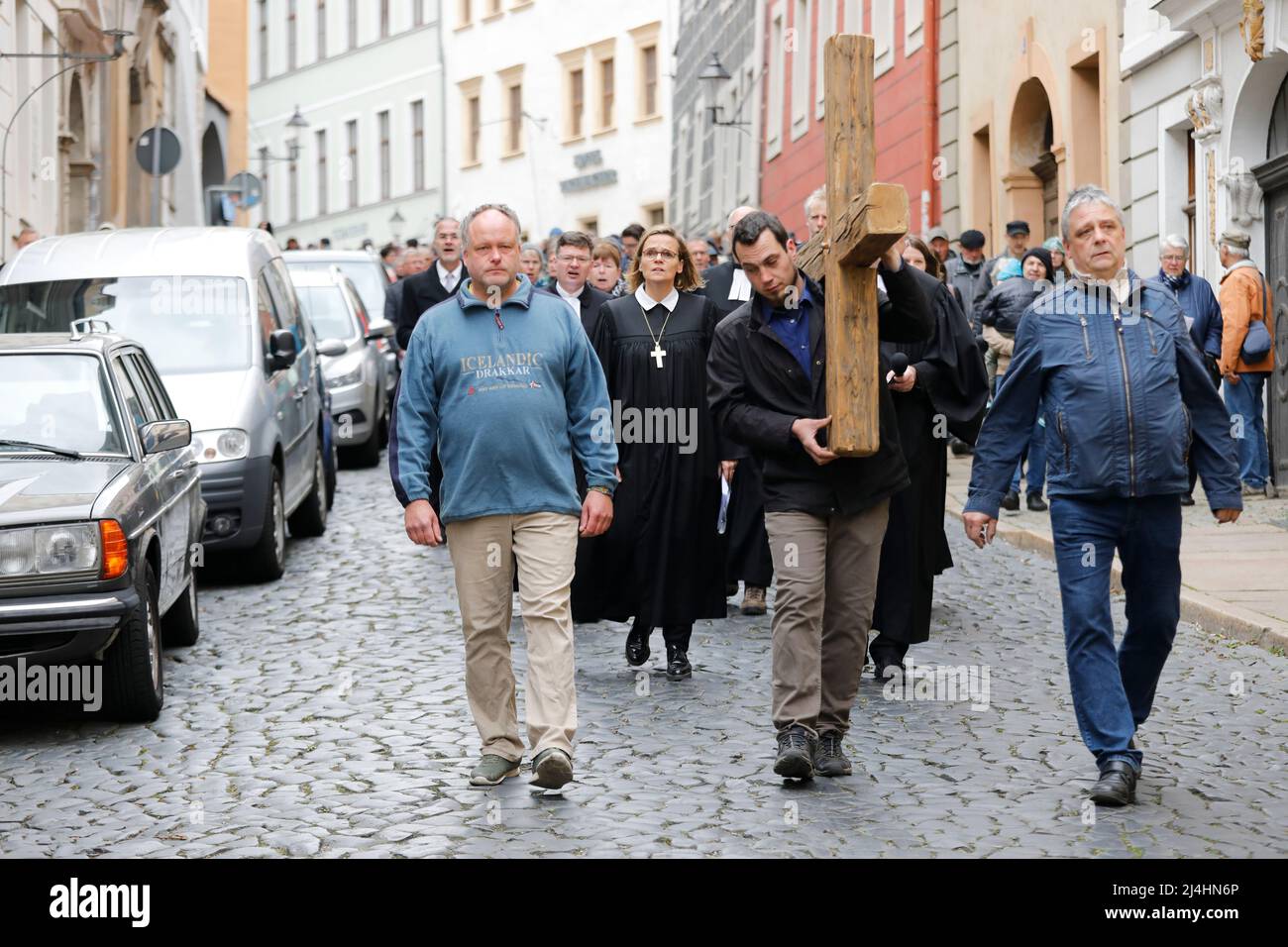 Der traditionelle Kreuzweg am Karfreitag mit seinen Stationen von der Peterskirche bis zum ...