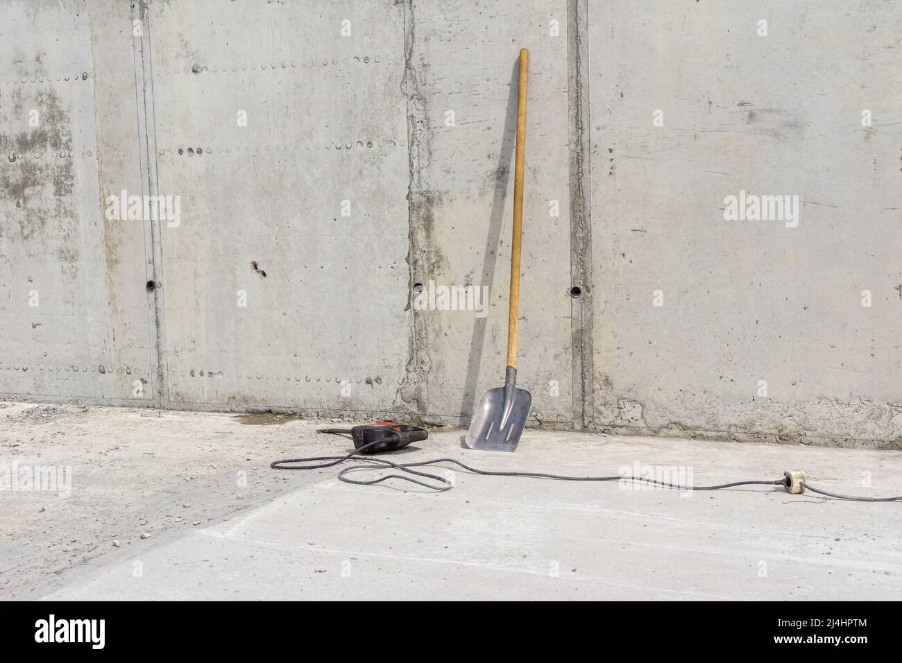 removing traces of concrete mortar from walls and floors after formwork ...