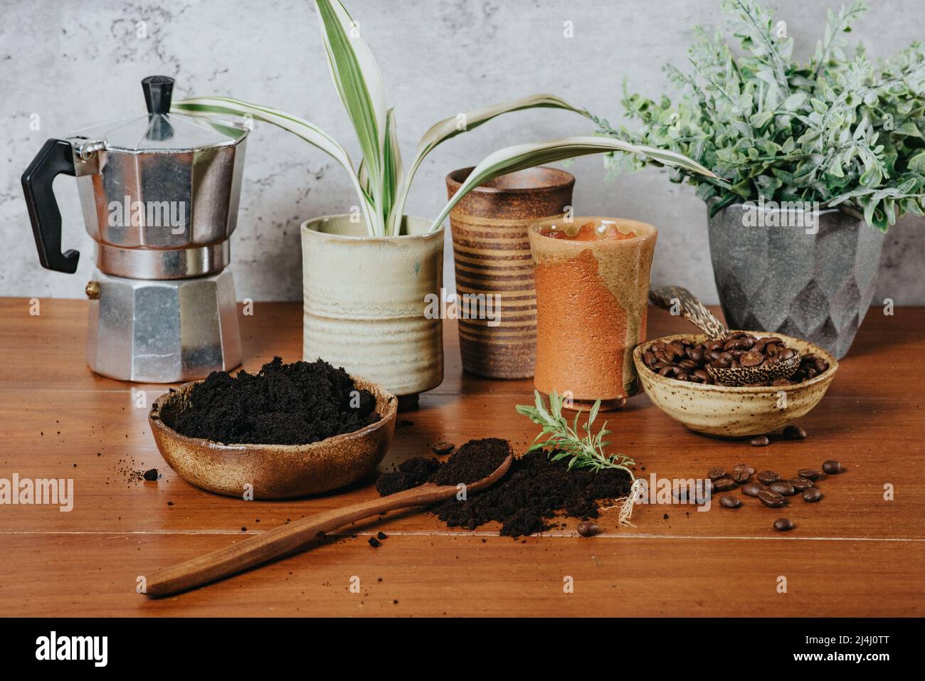 Recycle used coffee grounds, using used coffee grounds as fertilizer ...