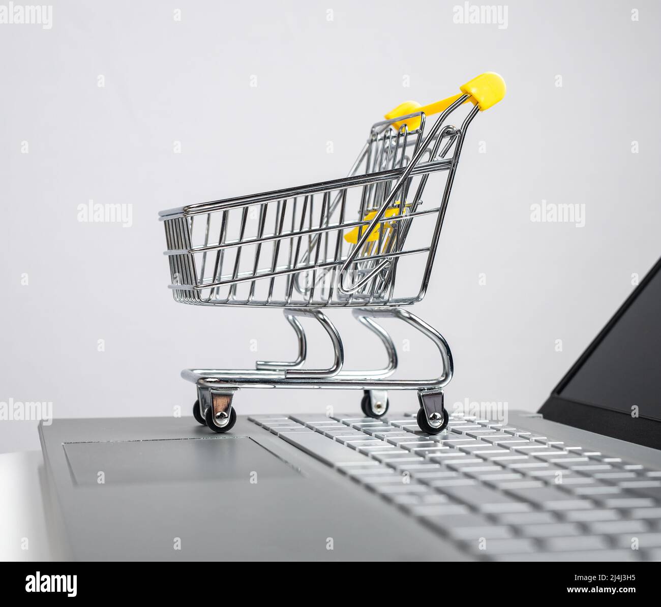 Digital shopping trolley hi-res stock photography and images - Alamy