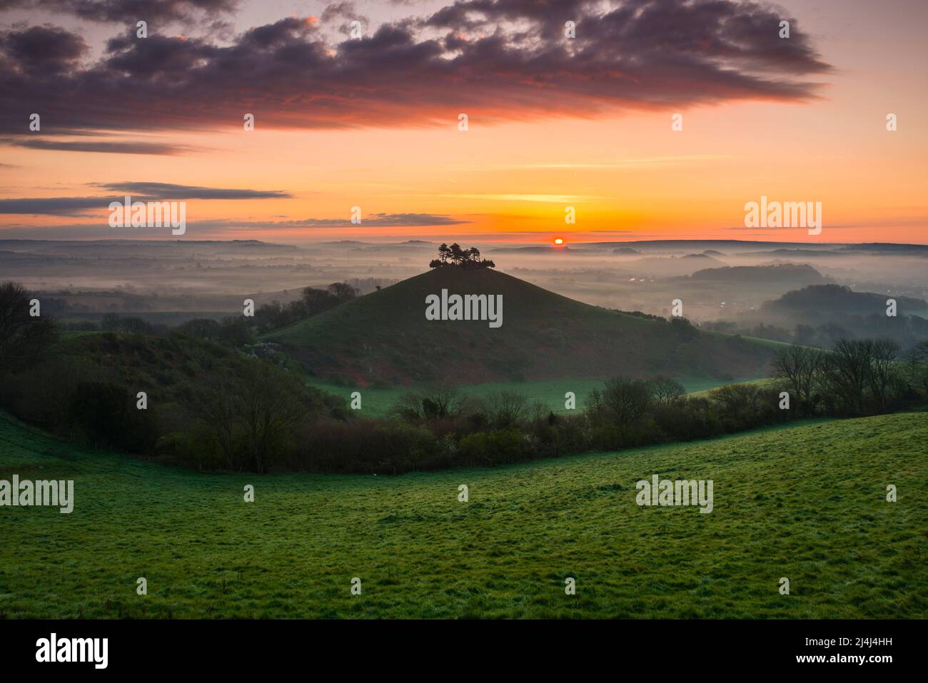 Bridport, Dorset, UK. 16th April 2022. UK Weather. A misty sunrise at ...