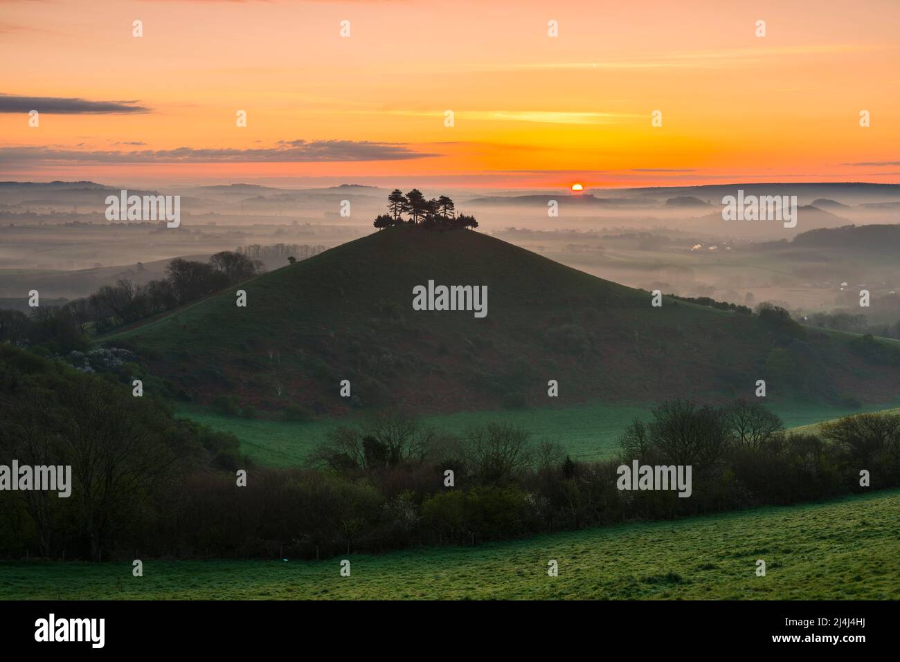 Bridport, Dorset, UK. 16th April 2022. UK Weather. A misty sunrise at ...