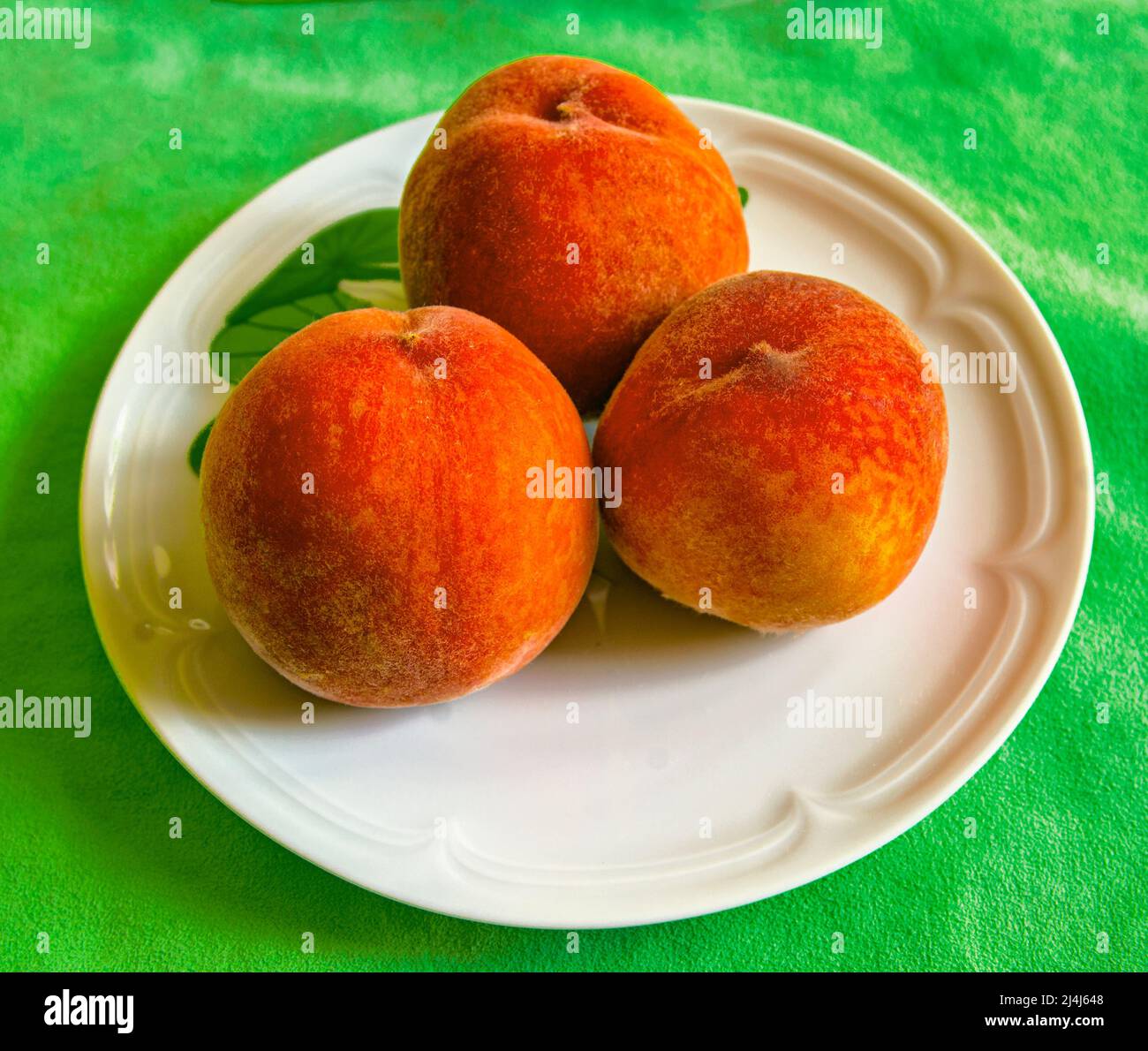 Peaches on a plate hi-res stock photography and images - Alamy