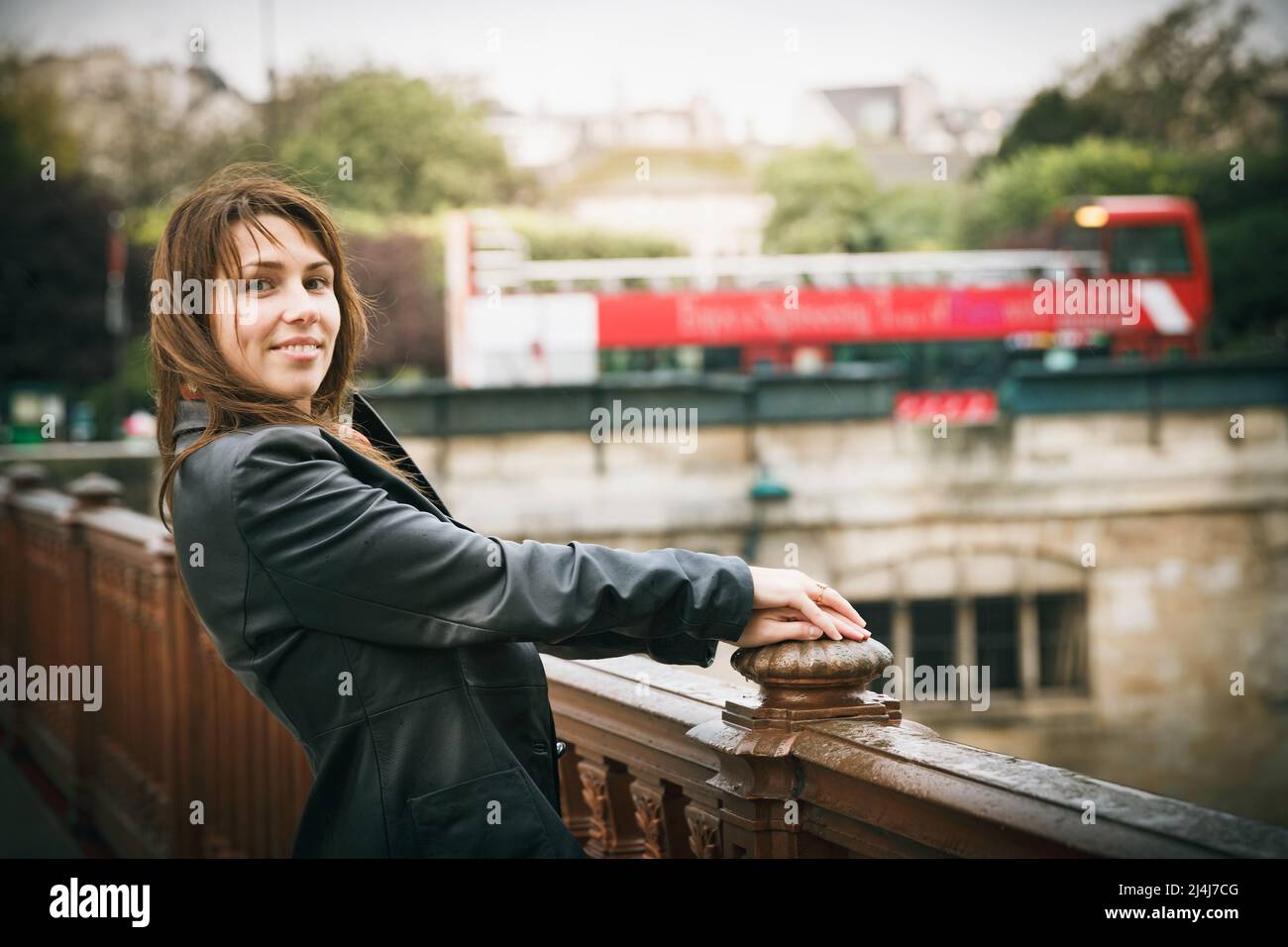 Woman bridge paris hi-res stock photography and images - Alamy