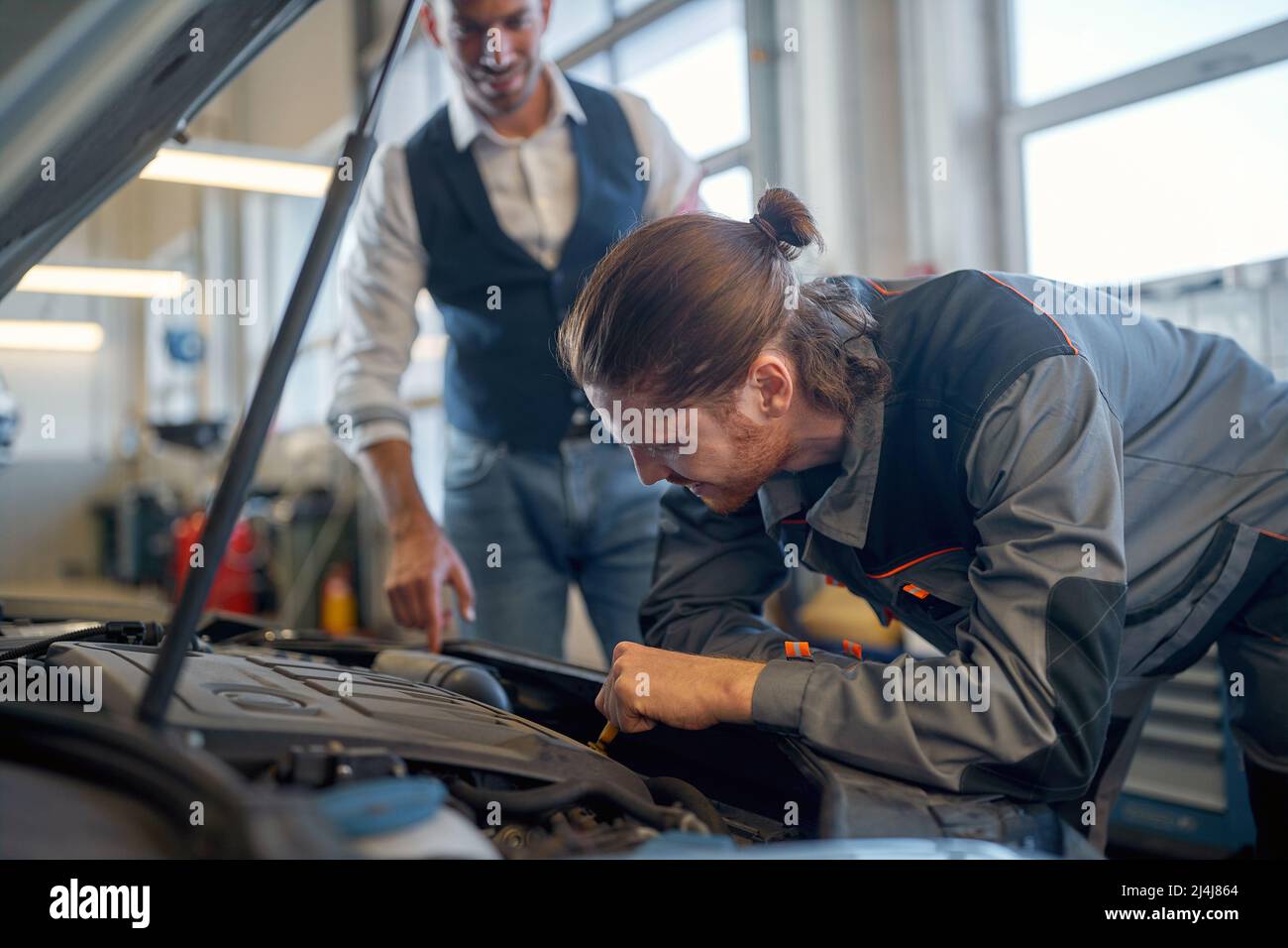Man in a car workshop hi-res stock photography and images - Alamy