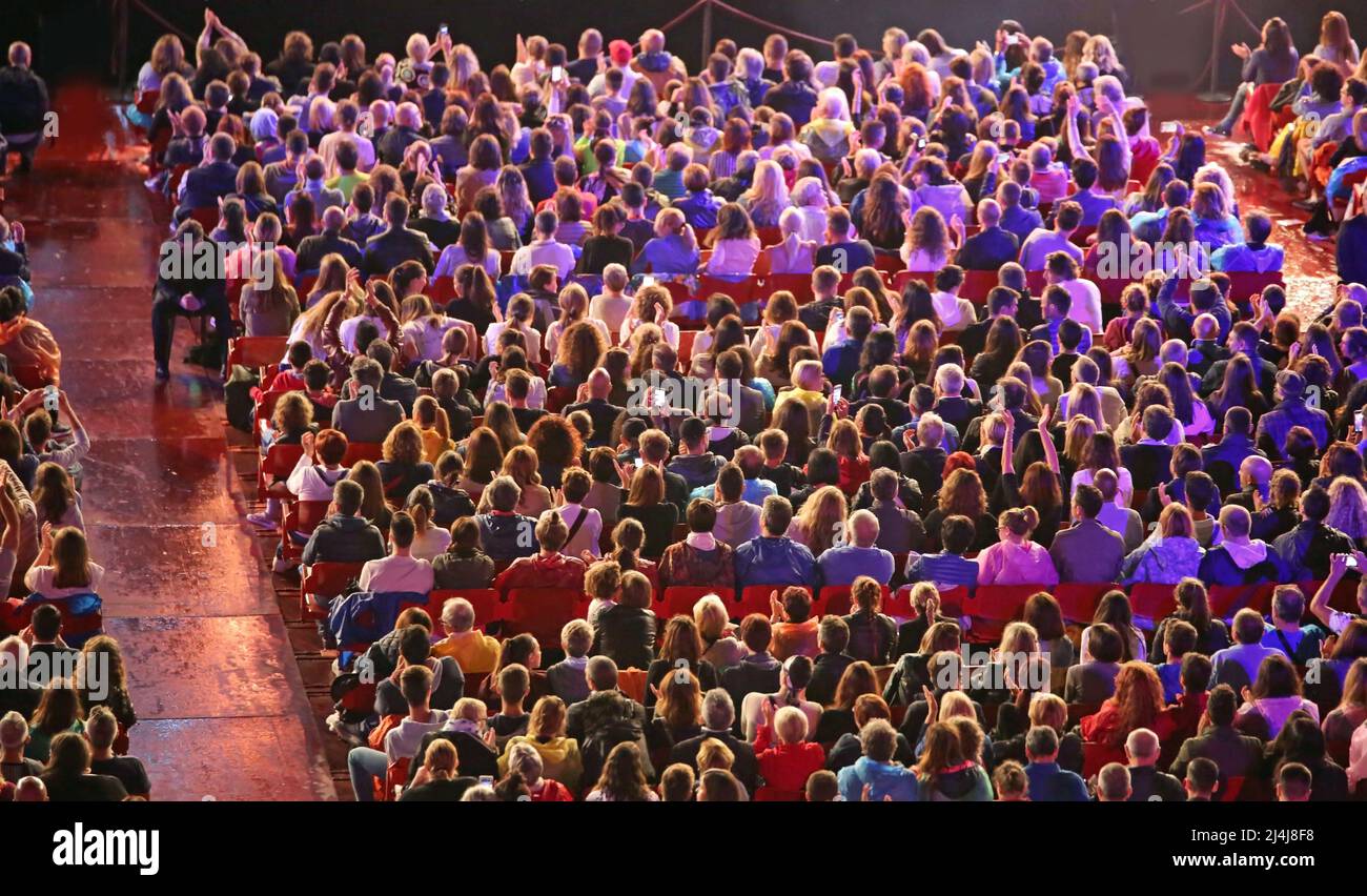 Crowded spectators people sitting fans hi-res stock photography and ...