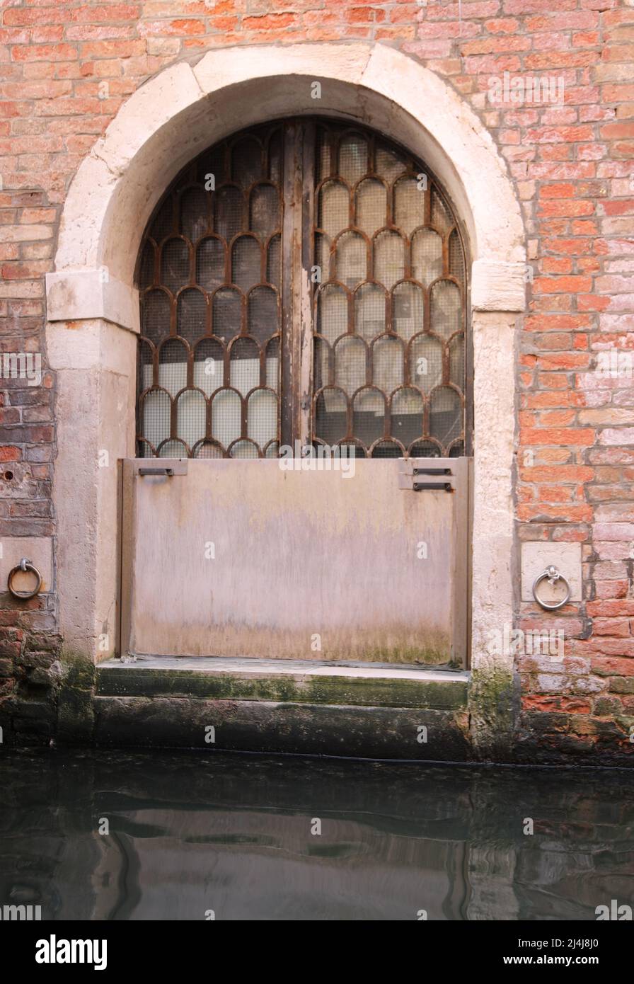 Mobile gate in stainless steel for the protection of the door during ...