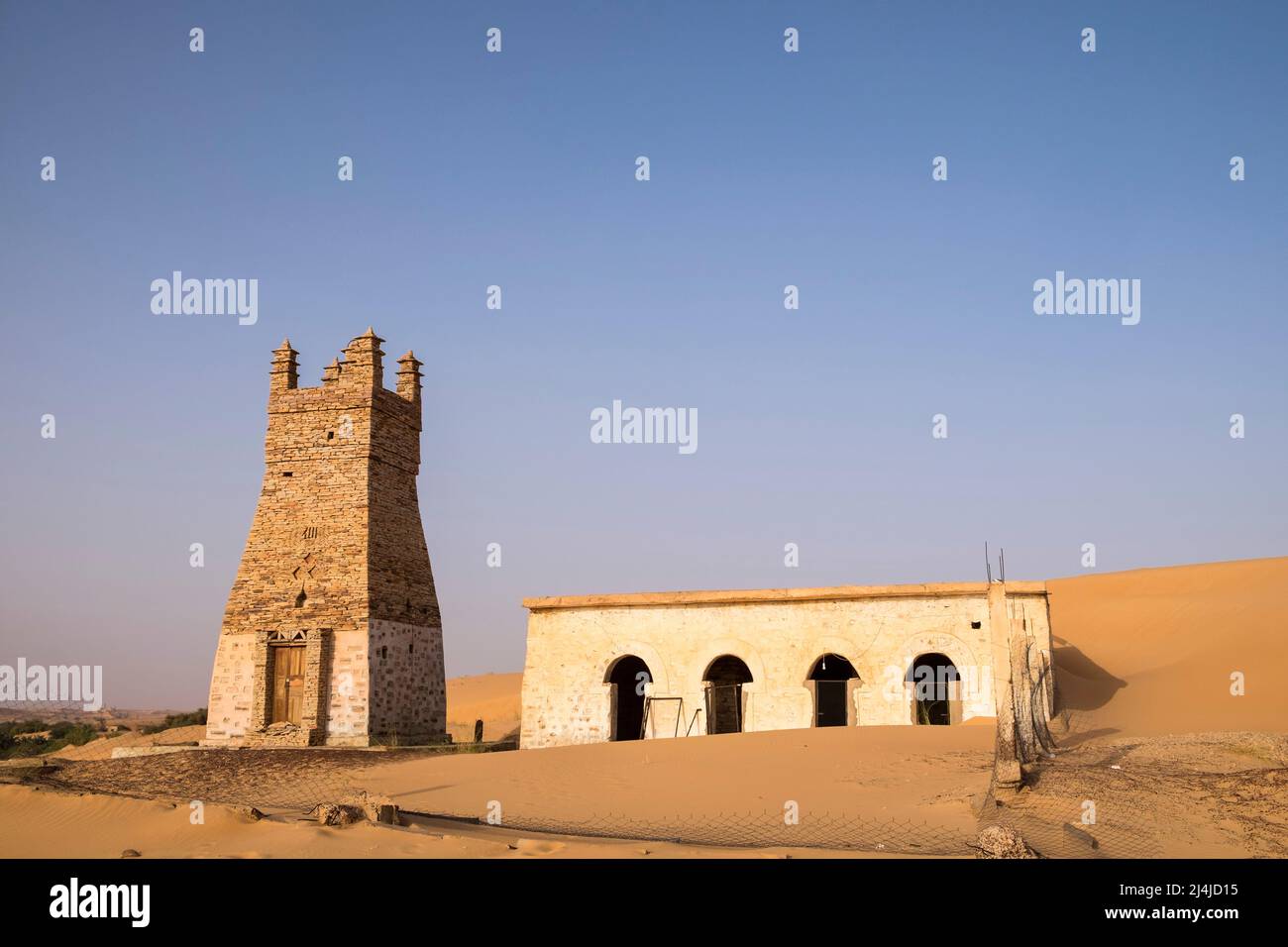 Mauritania, surroundings of Chinguetti, local mosque Stock Photo - Alamy