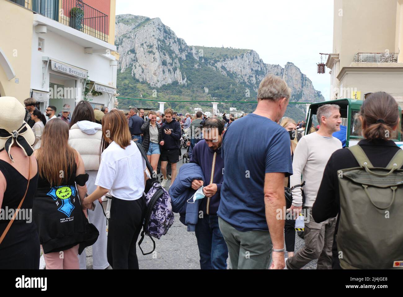 Pasqua a Capri (Italia), isola invasa dai turisti. Folla in Piazzetta ...