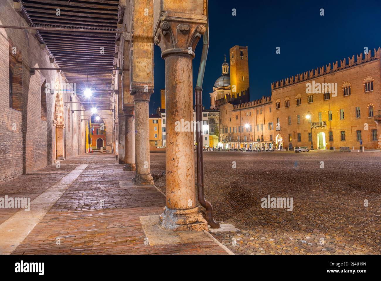 Night view of Piazza Sordello in Italian town Mantua Stock Photo - Alamy