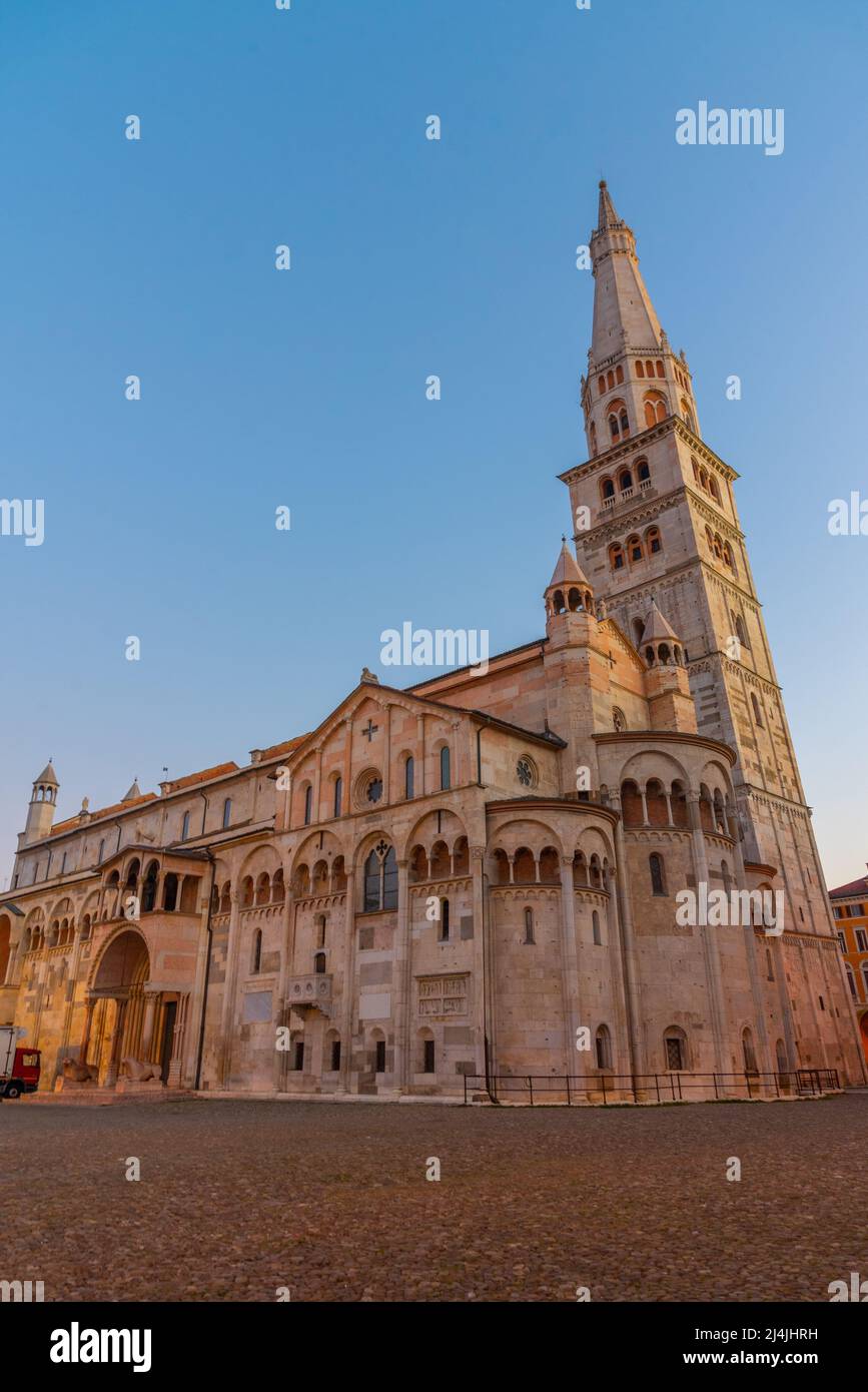 Duomo ghirlandina tower in modena hi-res stock photography and images ...