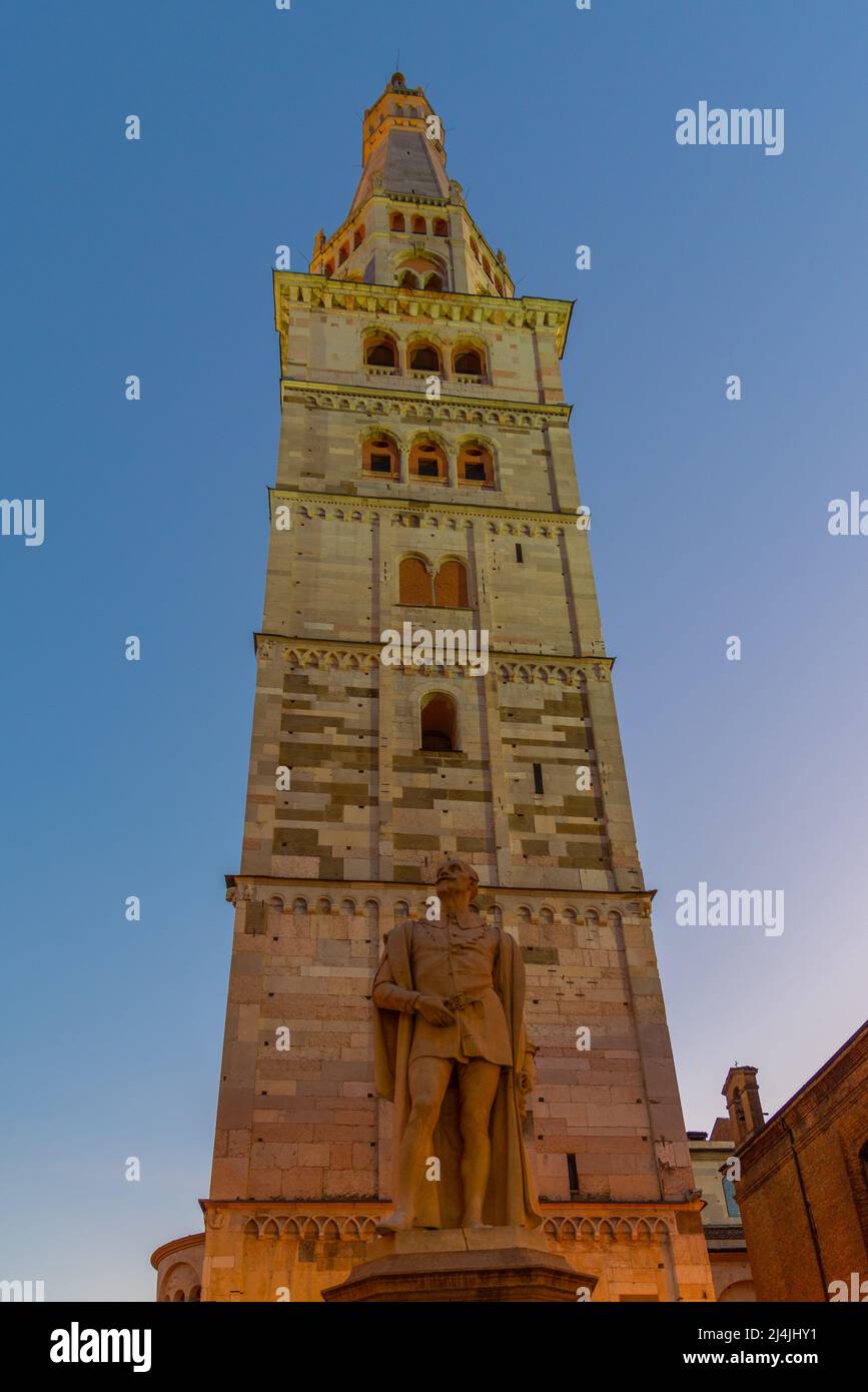 Sunset view of the Cathedral of Modena and Ghirlandina tower in Italy ...