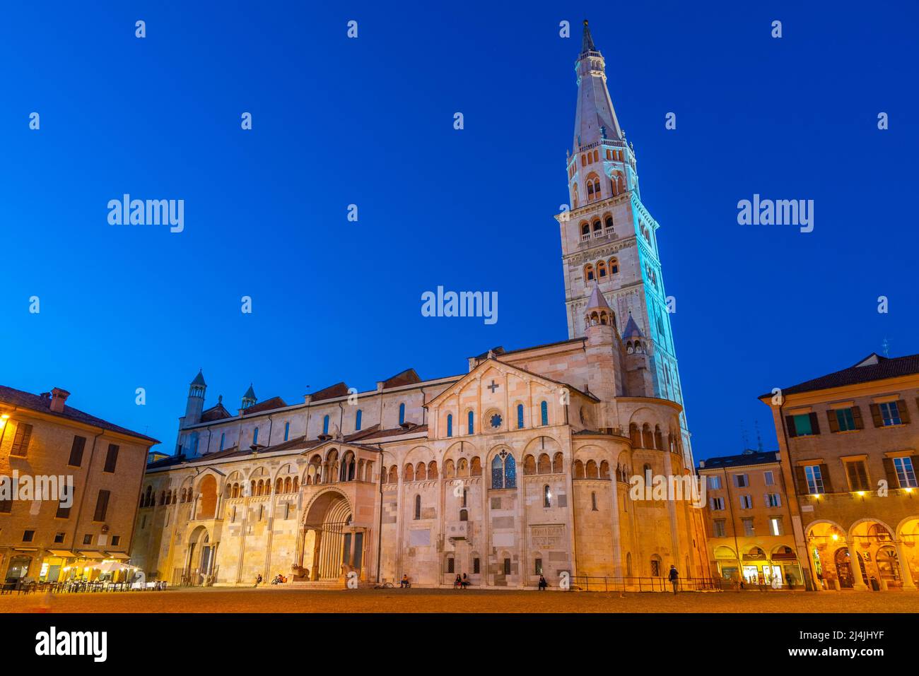 Sunset view of the Cathedral of Modena and Ghirlandina tower in Italy ...