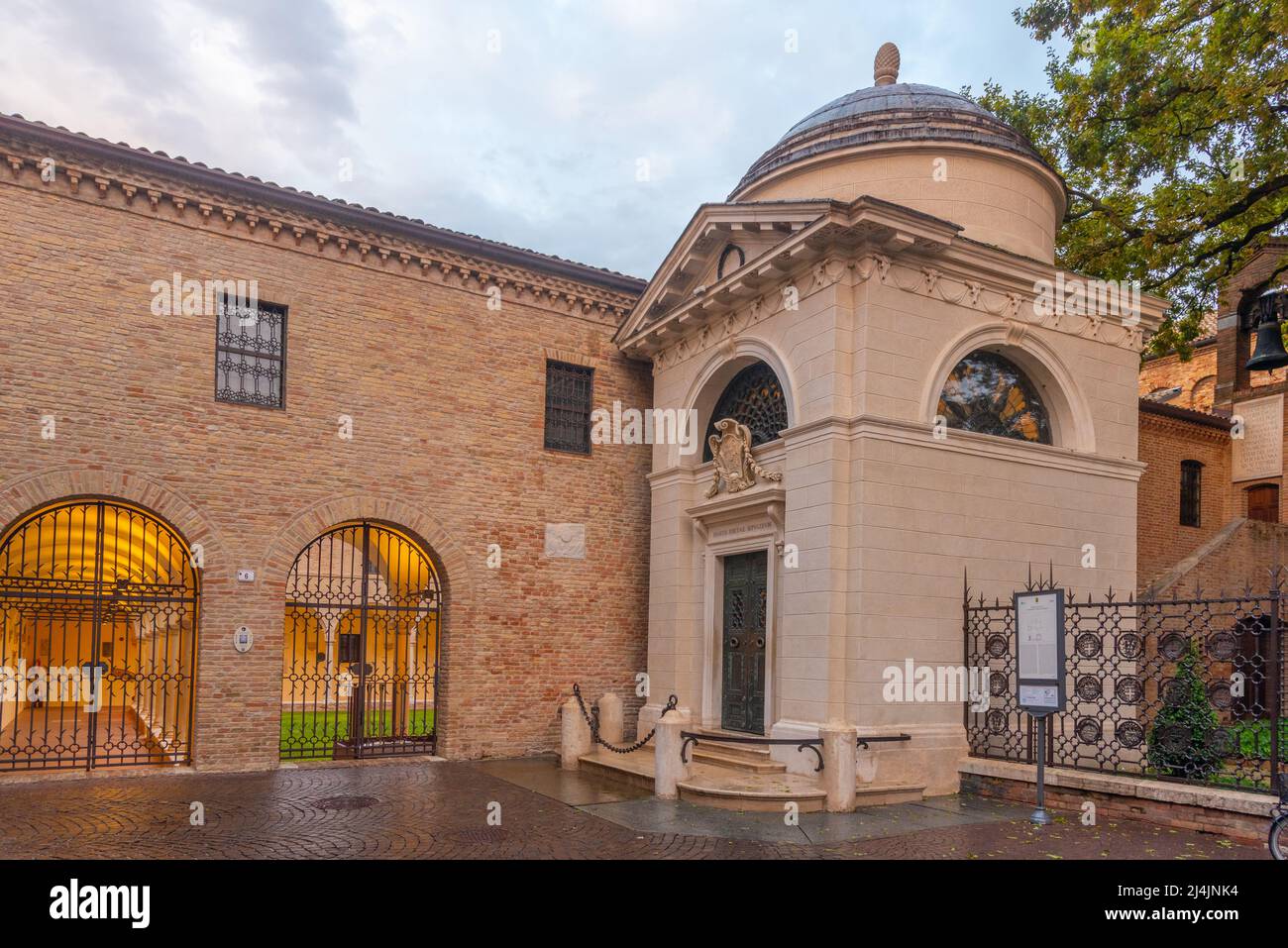 Tomb of Dante Alighieri in Ravenna, Italy Stock Photo - Alamy Tomb of Dante Alighieri in Ravenna, Italy Stock Photo - Alamy
