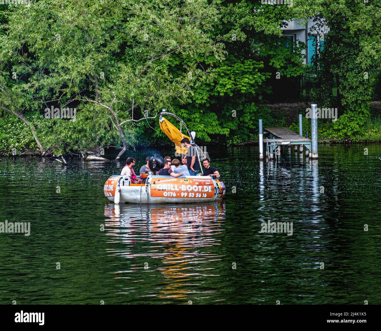 Young men enjoying a barbeque hi-res stock photography and images - Alamy
