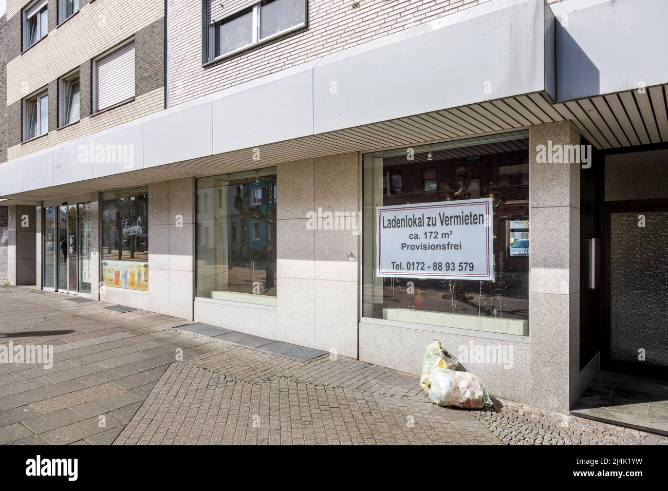 Shop closed in downtown hi-res stock photography and images - Alamy