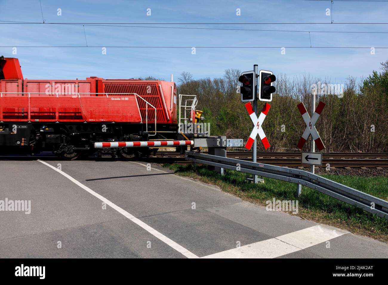 Wagon crossing sign street hi-res stock photography and images - Alamy