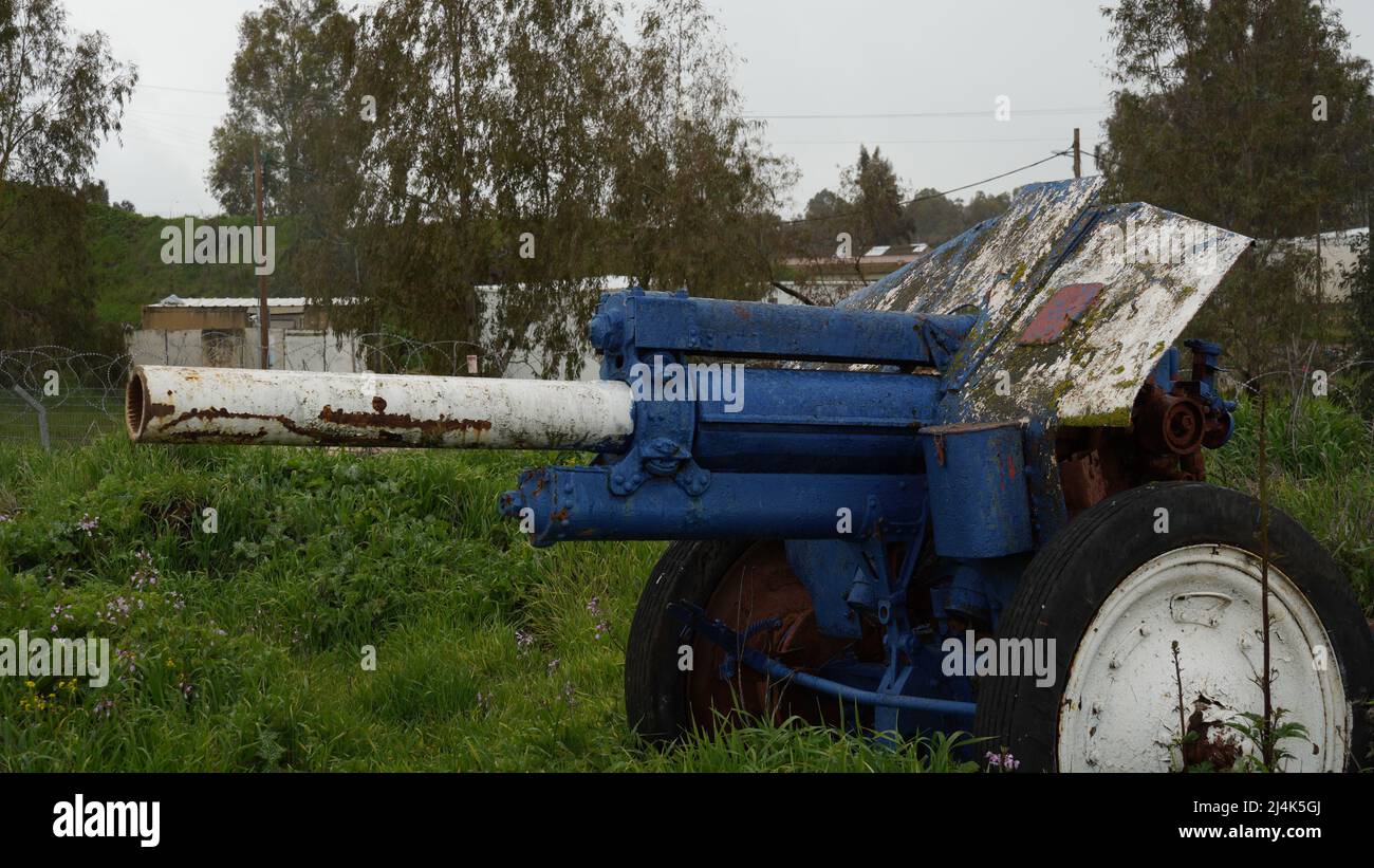 The 122 mm howitzer M1938 (M-30) Soviet howitzer captured from Syrians ...